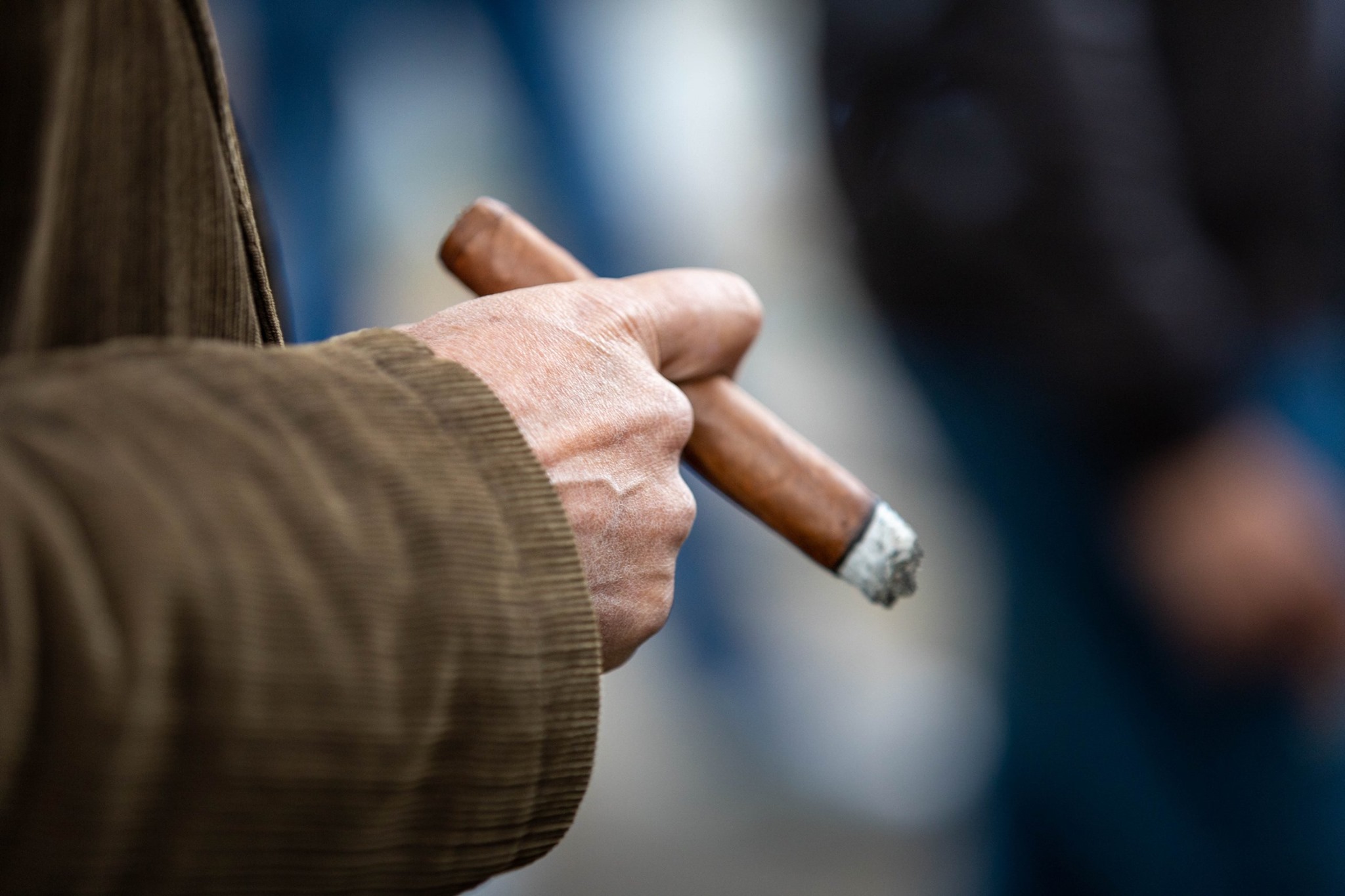 How to smoke a cigar? - De Kelle Cigars